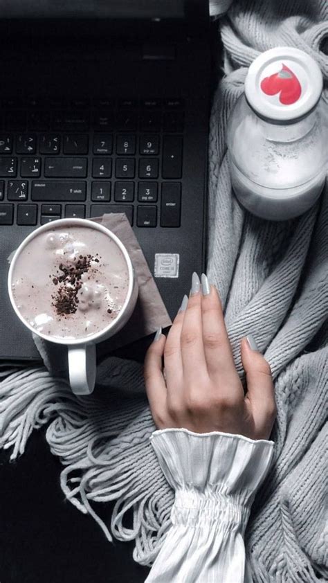 خلفية جوال بنت يد مع قهوة مع لاب توب