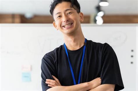 ノートパソコンを持つ笑顔のビジネスマン No 30893079｜写真素材なら「写真ac」無料（フリー）ダウンロードok