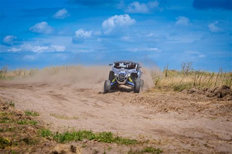모래 언덕에서 경주하는 오프로드 차량 경주에 Utv 극단적 인 아드레날린 4x4입니다 0명에 대한 스톡 사진 및 기타 이미지 0명 4x4 자동차 4륜 오토바이