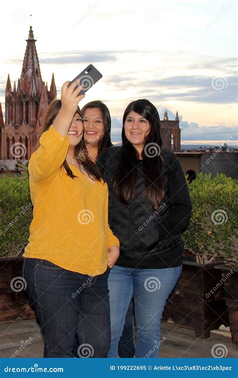 3 Hermanas Latinas De Cabello Negro En Terraza Al Aire Libre Tomando
