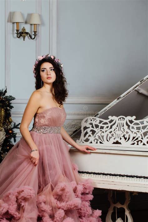 Sch Ner Sexy Brunette Im Wolkenkleid Das In Einem Chicinnenraum Des