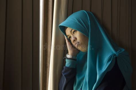 Retrato Da Mulher Muçulmana Triste No Hijab Foto de Stock Imagem de árabe grito