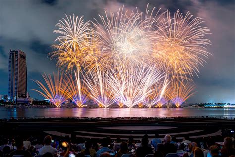 Màn Pháo Hoa Chinh Phục Khán Giả Của 2 đội Việt Nam Và Ba Lan