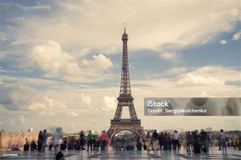 에펠 탑 파리 기호 및 하늘에 구름과 화창한 날에 프랑스에서 아이코 닉 랜드마크 유명한 관광 장소 및 낭만주의 목적지 유럽 여행 관광 개념입니다 긴 노출 건물 외관에 대한