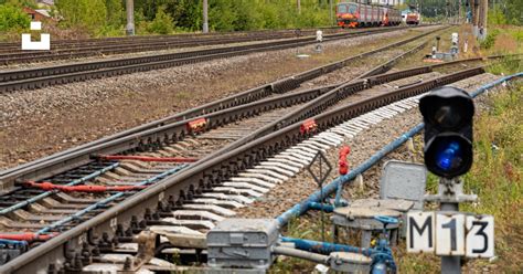 숲 옆의 기차 선로를 따라 내려가는 기차 사진 Unsplash의 무료 광 이미지