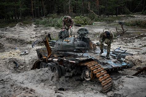 How Ukraines Surrender Hotline For Russian Soldiers Works Los