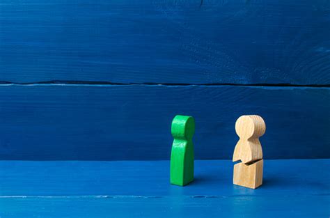 균열와 남자의 나무 그림 생명의 위협입니다 상해와 죽음입니다 절대 포기 동기 부여 합니다 심리적 스트레스와 압력의 개념입니다 우리의 신경 및 우리의 건강을 지탱 하지 않을