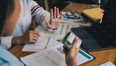 어둠 속에서 그의 파트너가 제공하는 흰 봉투에 돈을 거부하는 사업가 뇌물 수수 방지 개념 사진 Unsplash의 사업 이미지