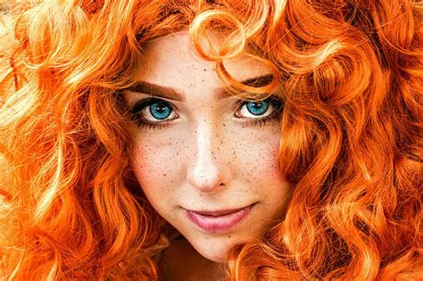 Pelirroja pecas ojos azules maquillaje lápiz labial rosa mirando