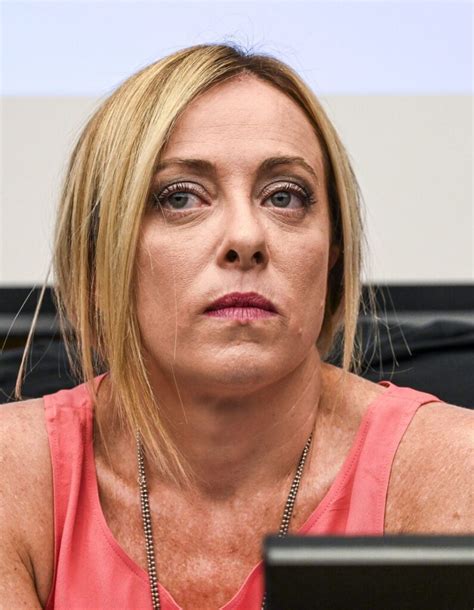 Giorgia Meloni La Foto Al Mare In Costume Sommersa Da Critiche