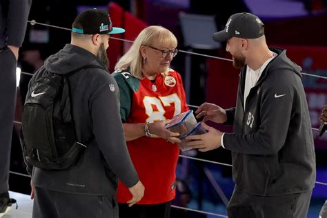 Donna Kelce Reveals Which Son Shell Hug First After Super Bowl The Spun