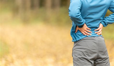 歩きすぎると腰痛になるのはなぜ？原因や市販薬を紹介