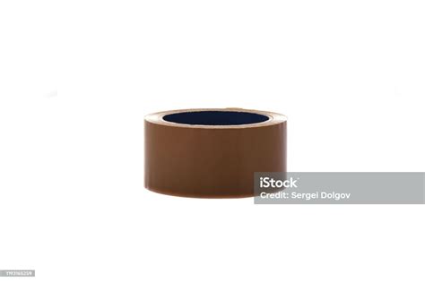 흰색 배경에 격리 된 갈색 덕트 테이프 롤 공간을 복사합니다 0명에 대한 스톡 사진 및 기타 이미지 0명 가사 집안일