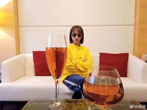 杨紫晒超大酒杯变身表情包 自侃酒量不好只喝一杯照片