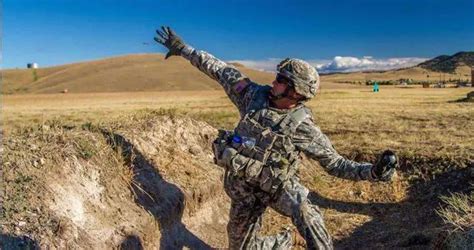 中國炮兵扔手榴彈，直接打破軍區紀錄，人送外號人肉迫擊炮 每日頭條