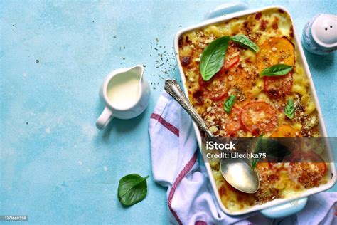 맥과 치즈 토마토와 마늘 부스러기를 곁들인 전통 미국 파스타 캐서롤 그레이비에 대한 스톡 사진 및 기타 이미지 그레이비