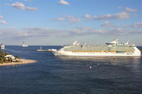 포트 에버글레이즈에서 멀리 로얄 캐리비안 항해의 바다 고급 크루즈 선박의 자유 Royal Caribbean Group에 대한