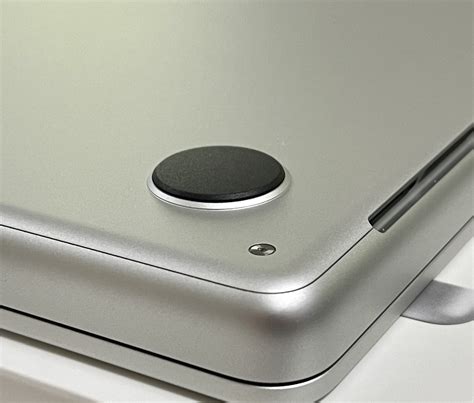 Trên tay và thực tế Macbook Pro M Pro Bạc phiên bản base Viết bởi JULY