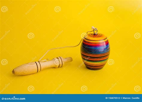 å¢¨è¥¿å“¥çŽ©å…·ï¼Œå¢¨è¥¿å“¥æœ¨åˆ¶çŽ©å…·çš„å·´èŽ±ç½—ï¼ŒèƒŒæ™¯ä¸ºé„è‰²ã