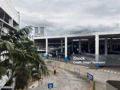 중부 리우데 자네이루의 Novo Rio 버스 정류장 일부 버스는 주차되었고 다른 버스는 여행을 떠났습니다 회사 1001의 일부 버스 브라질 리우데자네이루 2022년 10월