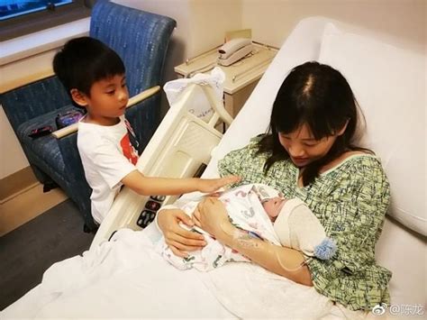 陳龍章齡之二胎得子 一家四口首次合影溫馨有愛 每日頭條