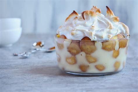 Banana Pudding With Caramelized Meringue Pudding Desserts