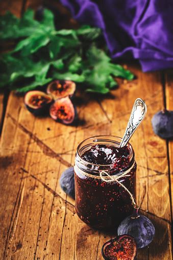 유리 항아리에 무화과 Confiture 나무 부엌 테이블에 신선한 과일 부정적인 공간 가을에 대한 스톡 사진 및 기타 이미지