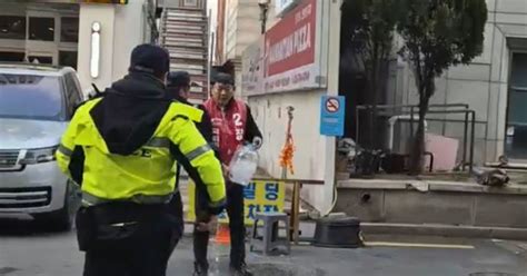 여당 공천 탈락자 이틀 연속 분신 시도경찰 현행범 체포