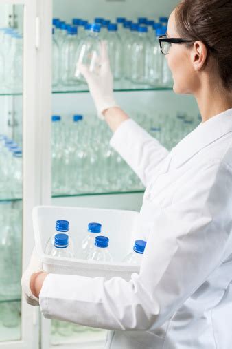 실험실 이사보 퍼팅 유리병 대상쪽으로 캐비닛 Stem 주제에 대한 스톡 사진 및 기타 이미지 Stem 주제 과학 과학자
