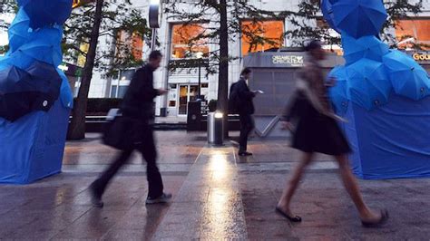 Гигантска мрежа от чадъри разпръсква безжичен интернет над Лондон Новини бг