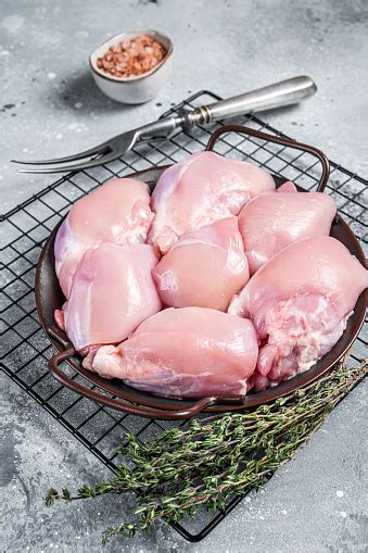 뼈가 없고 피부가 없는 생 닭 다리 허벅지 필레 회색 배경 위쪽 보기 닭 넓적다리살 고기에 대한 스톡 사진 및 기타 이미지