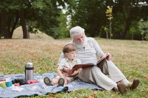 Abuelo Con Nieto En Picnic En El Parque Foto Premium