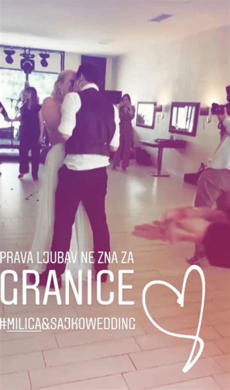 Ovako Su Pevač 35 I Njegova 10 Godina Starija Profestora Izgledali Na Venčanju Blic