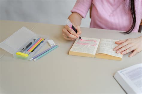 대학 시험을 준비하는 책을 읽고 있는 아시아 소녀 학교 도서관에서 공부하고 노트에 글을 쓰는 어린 여학생 공부에 대한 스톡 사진 및 기타 이미지 Istock