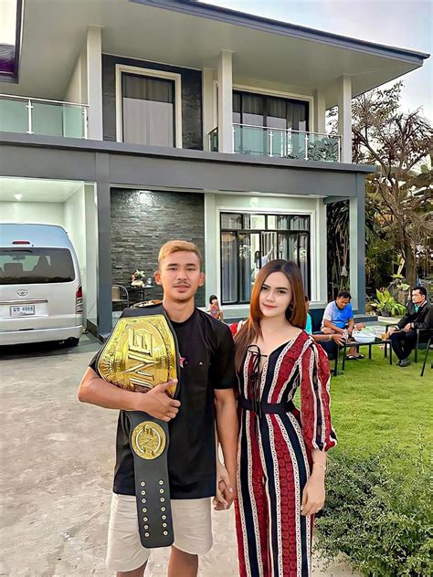 One Championship ซุปเปอร์เล็ก เกียรติหมู่ 9 ฉลองขึ้นบ้านใหม่ที่ได้จากค่าตัวหลักล้านใน One