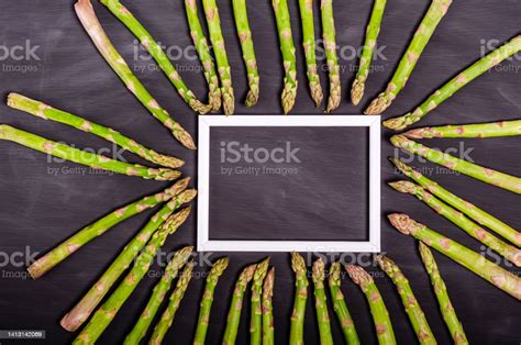 검은 색 배경에 텍스트를위한 장소가있는 흰색 프레임 주위에 신선한 녹색 아스파라거스 줄기 건강한 식생활에 대한 스톡 사진 및 기타 이미지 건강한 식생활 검은색 계절