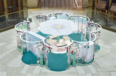 潮讯 梵克雅宝呈现“春之花园”限时体验空间，菲拉格慕庆祝520 Wanda手袋特别系列发布，jil Sander北京首家精品店启幕，天梭