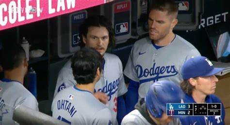 こんな大谷翔平は見たことない ホームランを打つ前にベンチで何があったのか？ 相手投手の“弱点”を見破ったチームメイトが大谷にアドバイスを送る