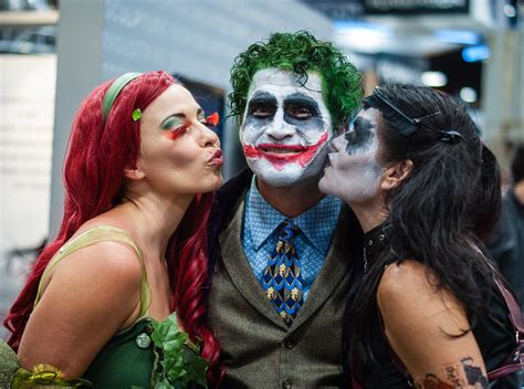 Poison Ivy And Harley Quinn Kiss