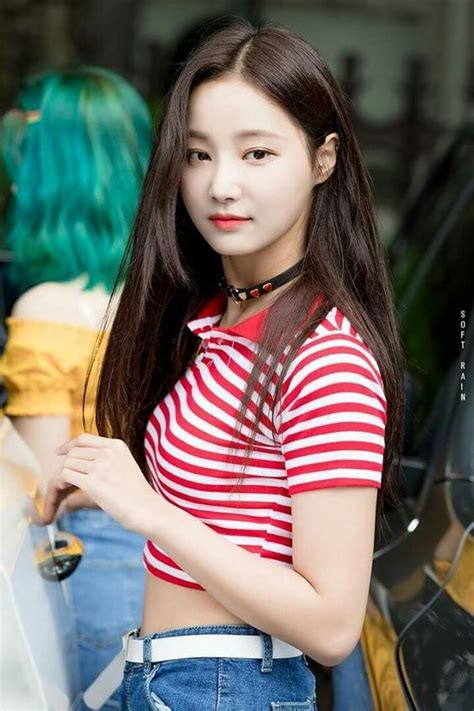 Pin By Oof On Yeonwoo V 24 Korean Beauty Girls Asian Girl Beautiful