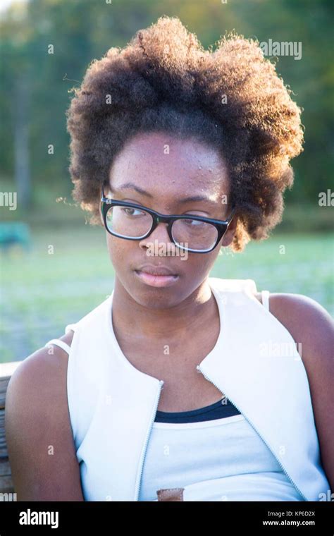 Belle jeune femme africaine adolescent américain avec lunettes noires
