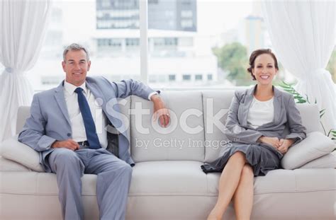 Workmates 함께 소파에 앉아 포즈를 취하 스톡 사진 Freeimages