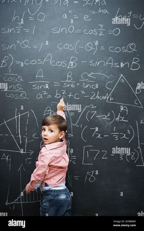 Quel Petit Génie Photo En Studio Dun Jeune Garçon Avec Un Tableau