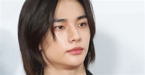 스트레이 키즈 현진 분위기 있는 가을 남자