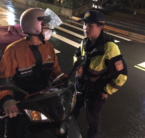 外送搶時送餐 違規騎乘新店警開單告發 一零一傳媒