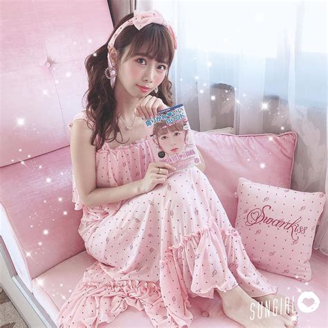 Девушка Показывает Нижнее Белье Фото — Картинки