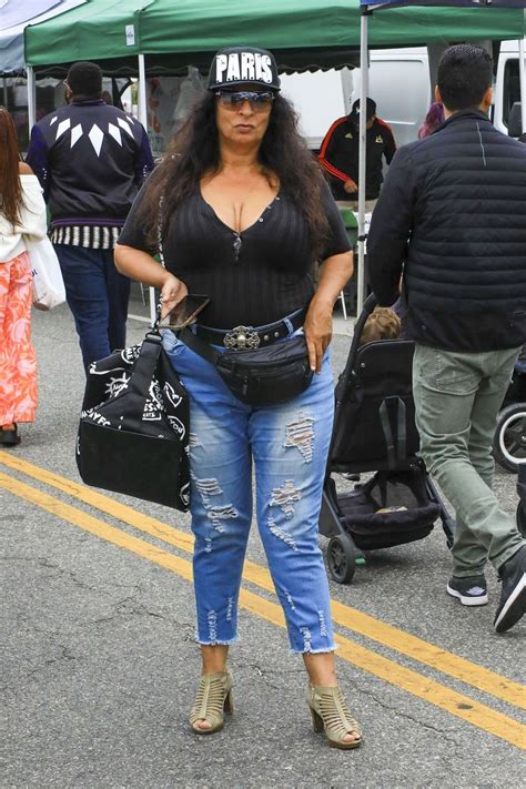 Alice Amter Shopping At The Studio City Farmers Market 06 02 2024