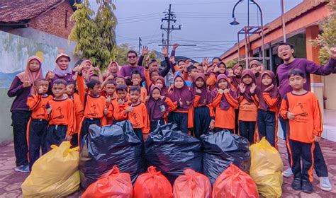 Peduli Lingkungan Siswa Dan Guru Sdn Kedensari 1 Gelar Aksi Pungut Sampah