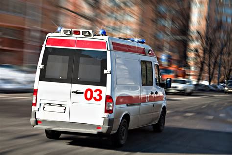 È vietato sorpassare dietro un ambulanza in servizio di emergenza