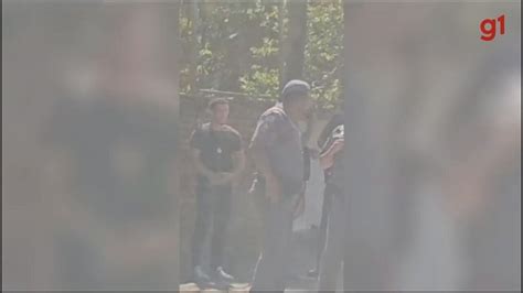 Pelado homem é detido após chutar veículos e agredir ciclista em